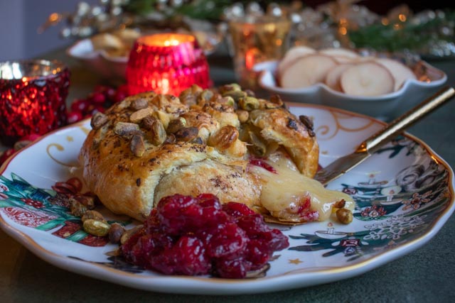 Baked Brie with Cranberries, Pistachios, & Sumac – the chef mimi blog
